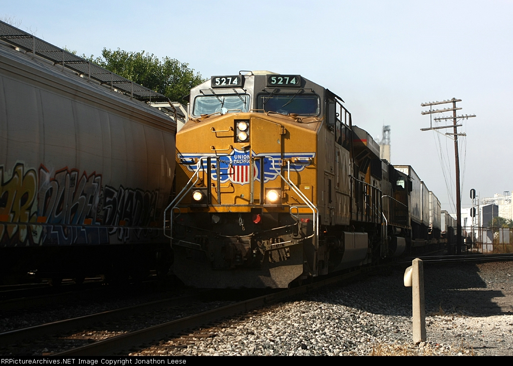 218 screams east behind UP power